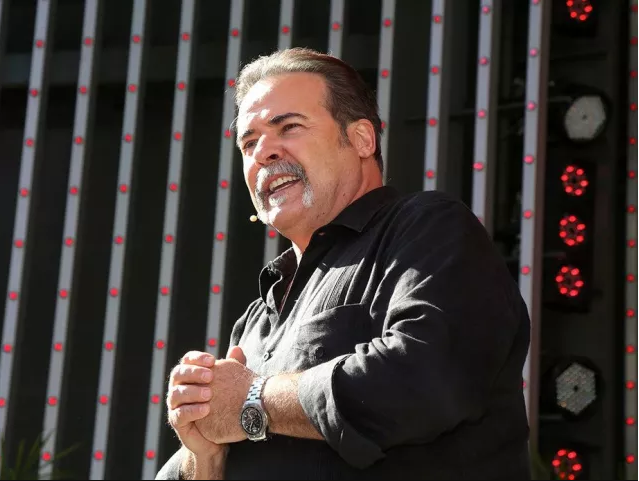 Veja como está hoje, aos 57 anos, o ator César Évora, eterno galã da ...