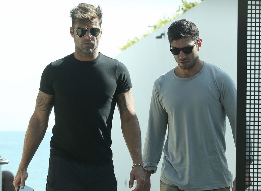 Ricky Martin mostra tudo na piscina com o noivo, Jwan Yousef - TV Foco
