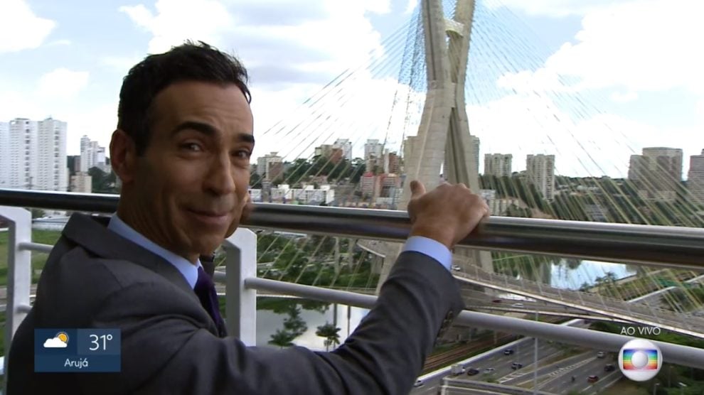 Cesar Tralli é flagrado com pouca roupa na praia e detalhe impressiona ...