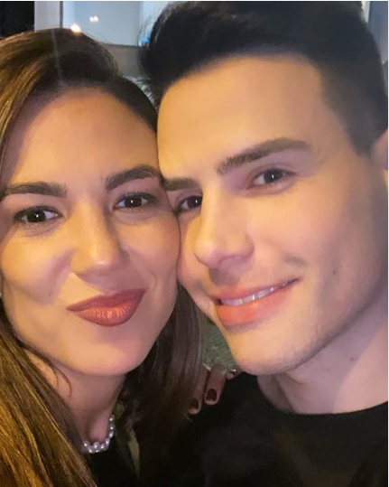 Luiz Bacci é visto ao lado de repórter da Record