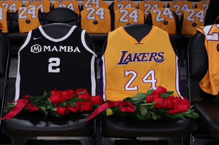 Kobe Bryant recebe inesquecível homenagem e público fica em lágrimas