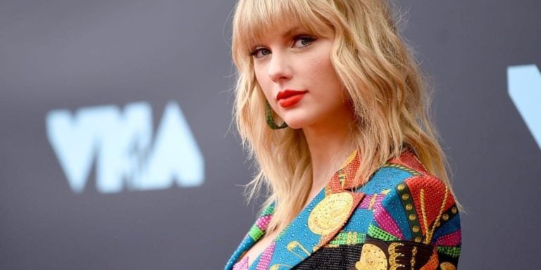 Taylor Swift paga faculdade de R$ 166 mil para fã: "orgulhosa"