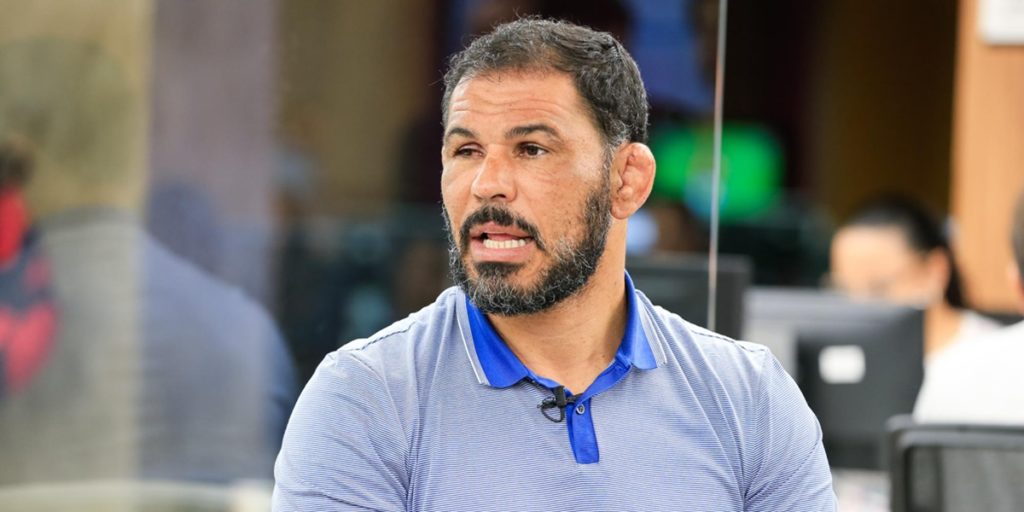 Minotauro passa mal em praia e é socorrido às pressas para hospital