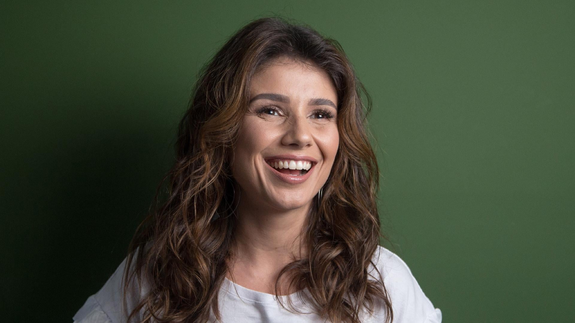 Paula Fernandes revela menor biquíni e detalhe "enterrado" impressiona