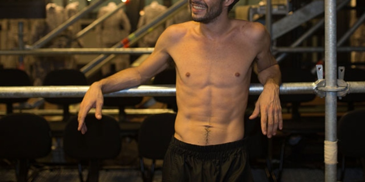 Ator galã perde a sanidade, tem nu frontal exposto e tamanho da giromba ...