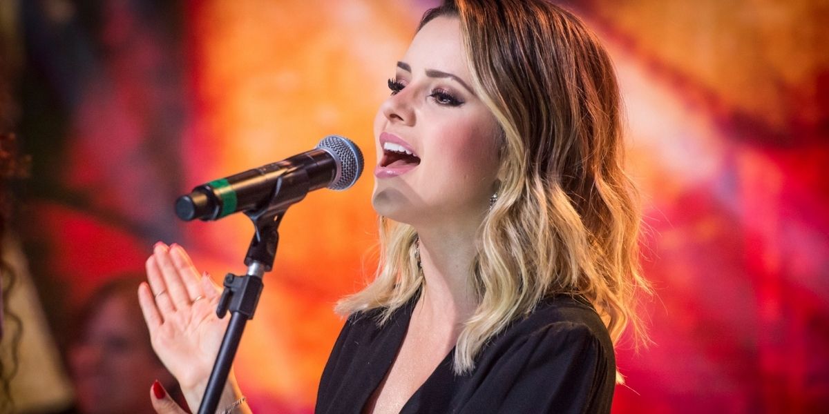 Sandy abre as pernas com vontade e parte íntima escapa, após divórcio