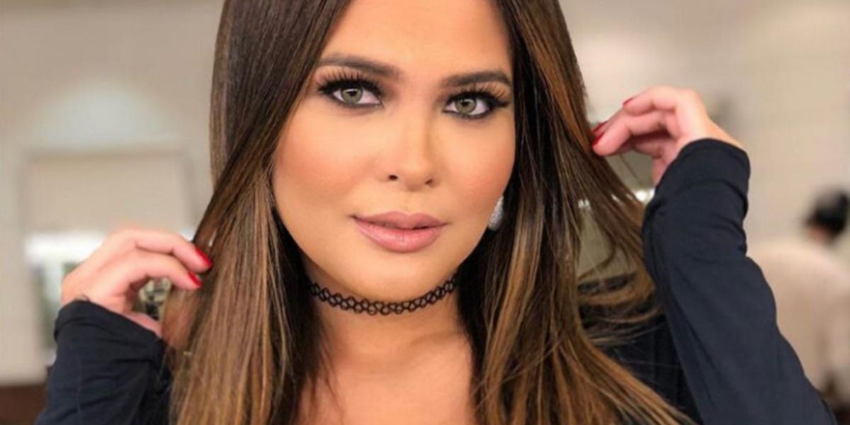 Geisy Arruda surge com camisola vermelha e parte íntima engole calcinha