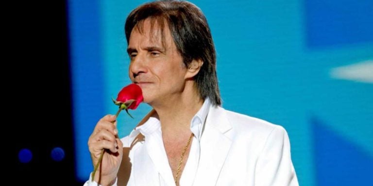 Foto de Roberto Carlos de bermuda e sem perna explode: "Não acredito"