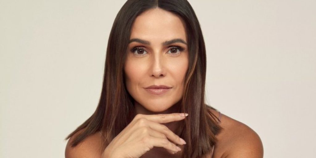 Deborah Secco é perseguida por senhora no meio da rua e leva surra
