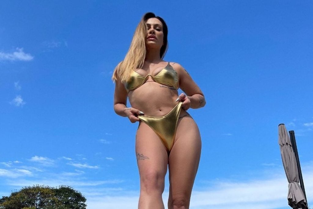 Cleo posa de biquíni micro e prova que é uma das mais belas