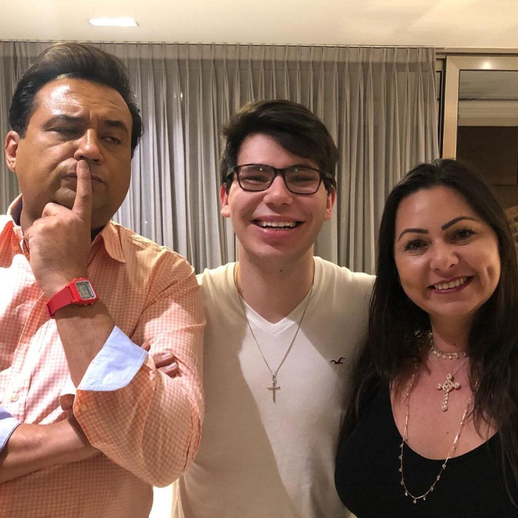 Geraldo Luís surge com seu filho que é o clone de Silvio Santos