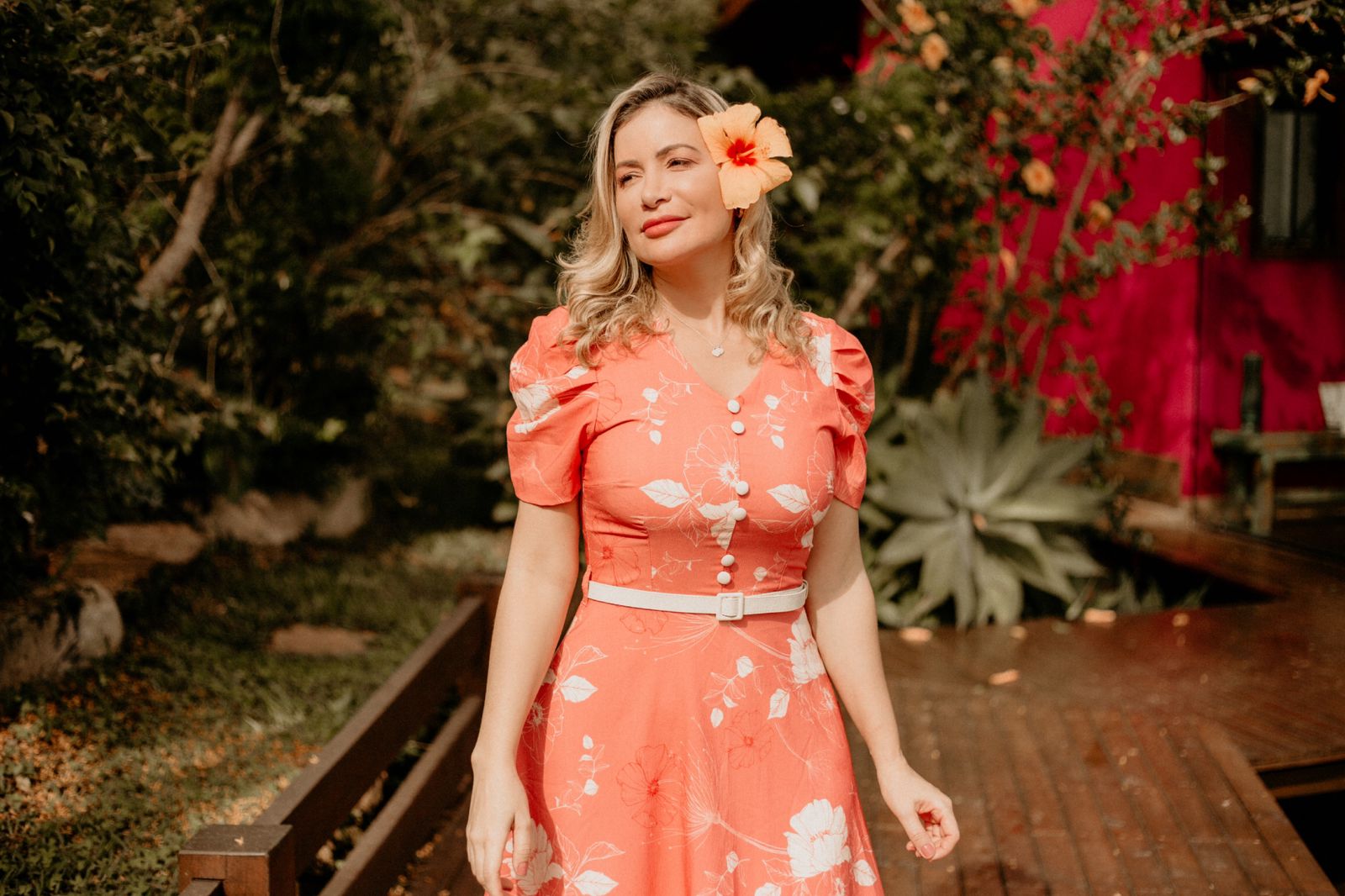 Conheça Elionora Chaves, a apresentadora e cantora