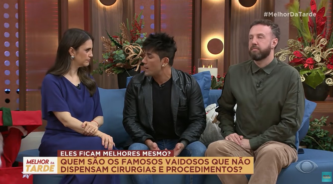 Chris Flores não se contém com cantor expondo cirurgia no pênis